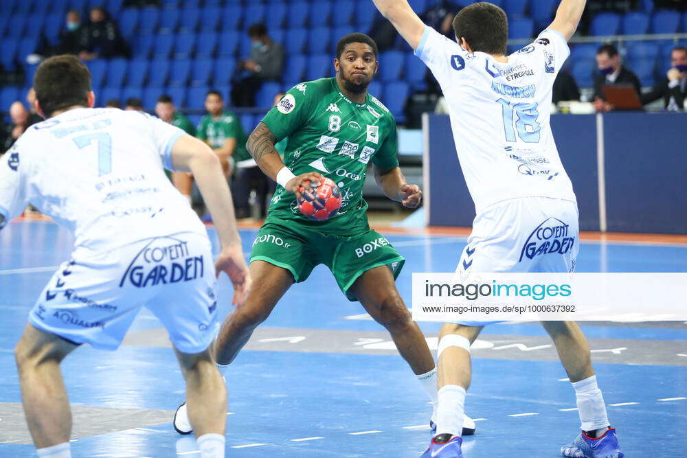 O Brian Nyateu (USAM Nimes Gard) HANDBALL : Chartres Metropole HB vs ...