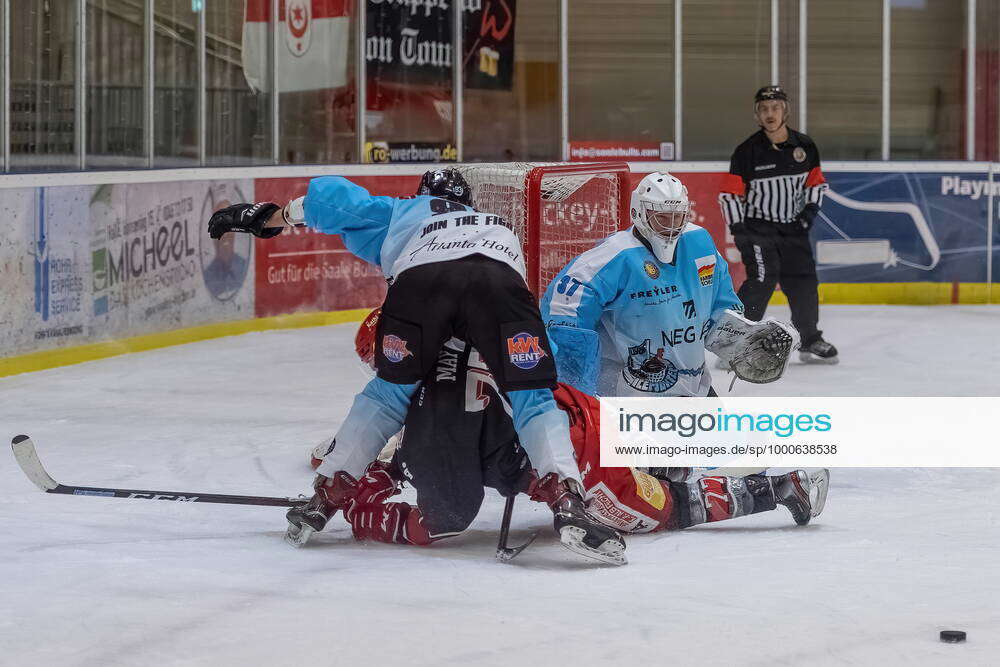 Tim May gegen Leon Lilik vor dem Tor von Patrick Glatzel MEC Halle 04 ...