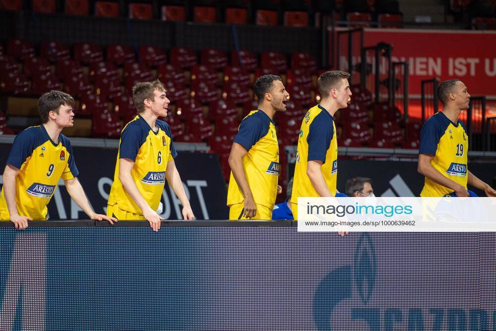 Team Alba Berlin on the bench cheers, FC Bayern Basketball vs Alba ...