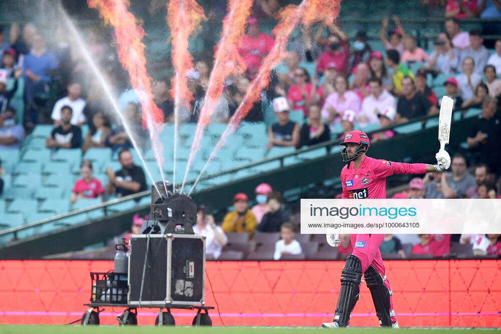 BBL FINAL SIXERS SCORCHERS, James Vince of the Sixers walks out onto ...