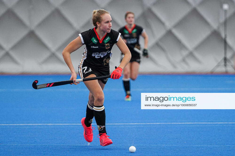 Lisa Nolte DHB, 71 , on the ball, crop, full body, single image, action ...