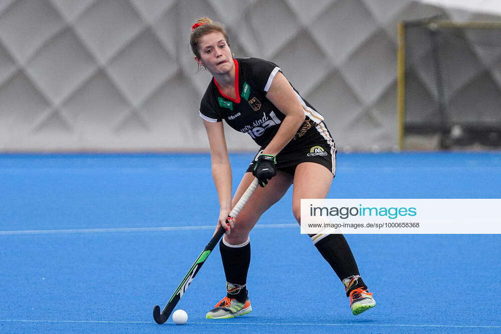 Sonja Zimmermann DHB, 16, on the ball, crop, full body, single image ...