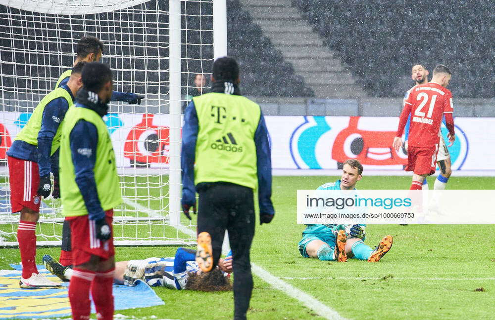 Manuel NEUER, goalkeeper FCB 1 catches the ball, Matteo GUENDOUZI ...