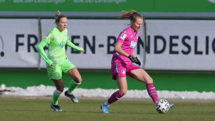 V.li.: Zsanett Jakabfi (VfL Wolfsburg, 3) und Maren Wallenhorst (SV ...