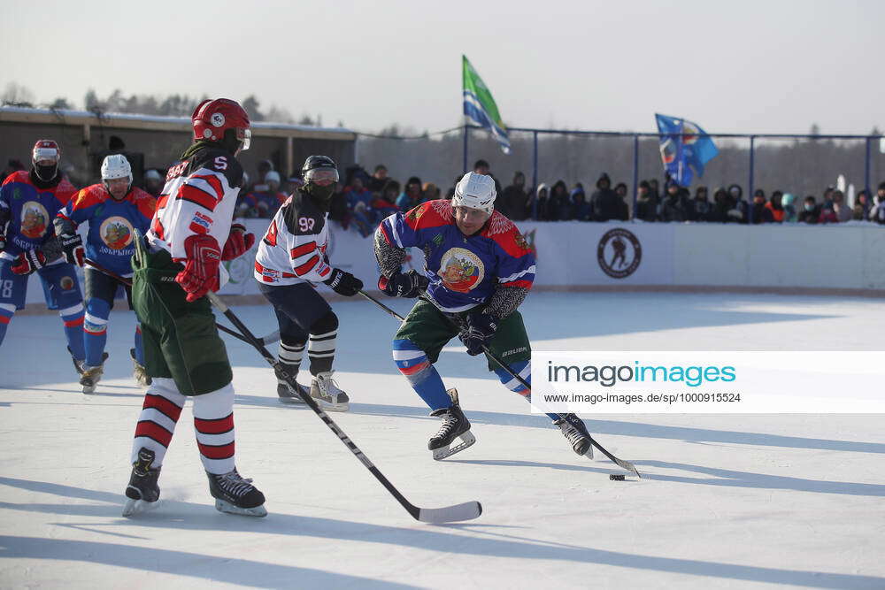 TATARSTAN, RUSSIA - FEBRUARY 21, 2021: Players struggle in an amateur ...