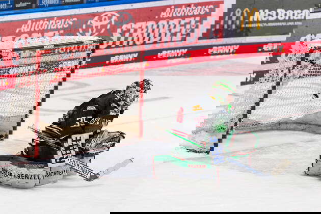 Markus Keller Goalkeeper, Augsburger Panther, 35 with water bottle ...