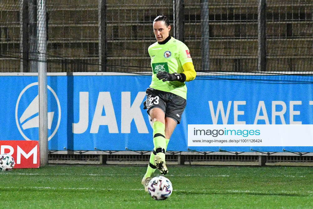 Malin Emma Lind, Goalkeeper Potsdam, 23 at the kick, free space, full ...