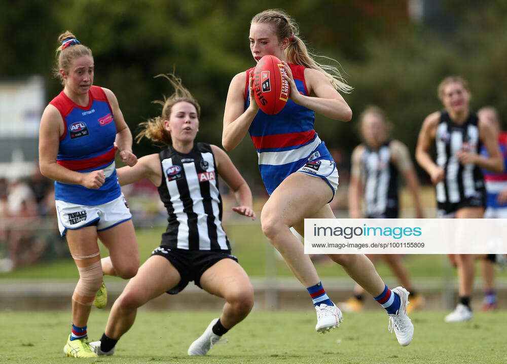 AFLW MAGPIES BULLDOGS, Sarah Hartwig of the bulldogs runs during the ...