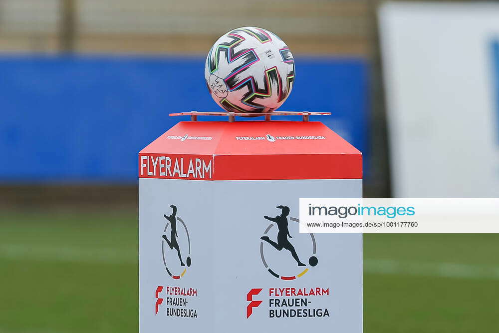 v li The match ball lies on a stand before the match, kick-off ...