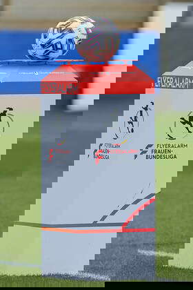 v li The match ball lies on a stand before the match, kick-off ...