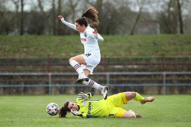 Barbara Dunst Frankfurt puts the ball past Jana Theisen Andernach SG 99 ...