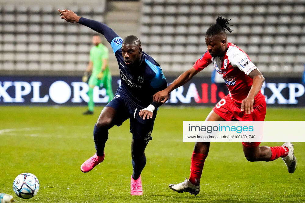 07 Gaetan LAURA (pfc) - 19 Leverton PIERRE (dunk) FOOTBALL : Paris FC ...