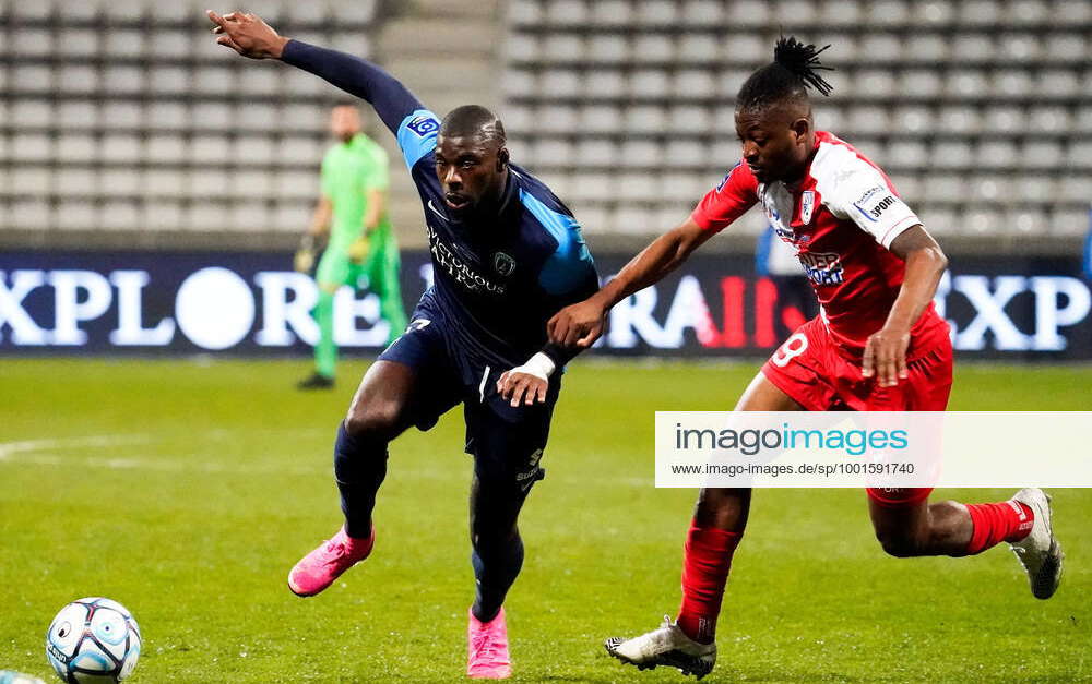 07 Gaetan LAURA (pfc) - 19 Leverton PIERRE (dunk) FOOTBALL : Paris FC ...