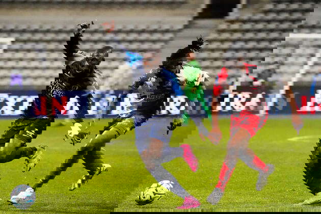 07 Gaetan LAURA (pfc) - 19 Leverton PIERRE (dunk) FOOTBALL : Paris FC ...