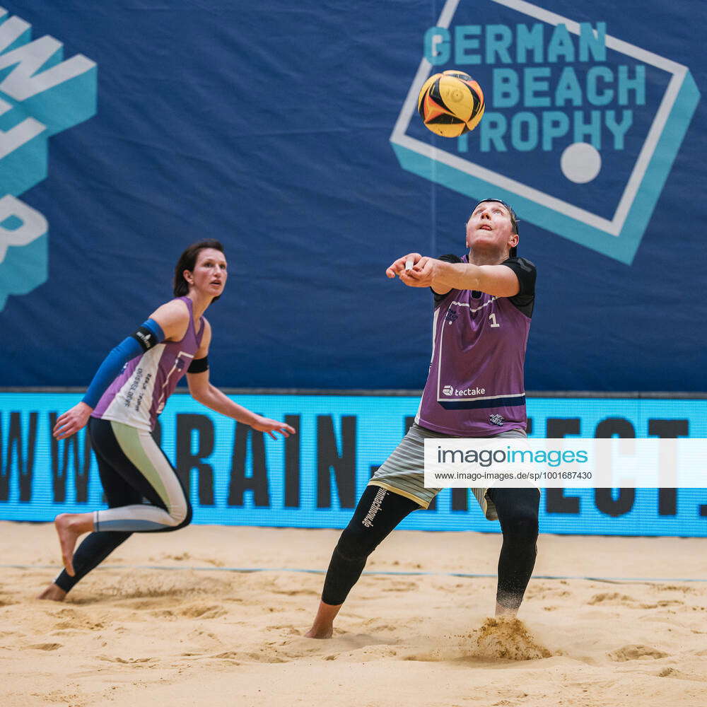 Melanie Gernert in serving, Gernert Krohn vs Strauss Strauss, beach ...