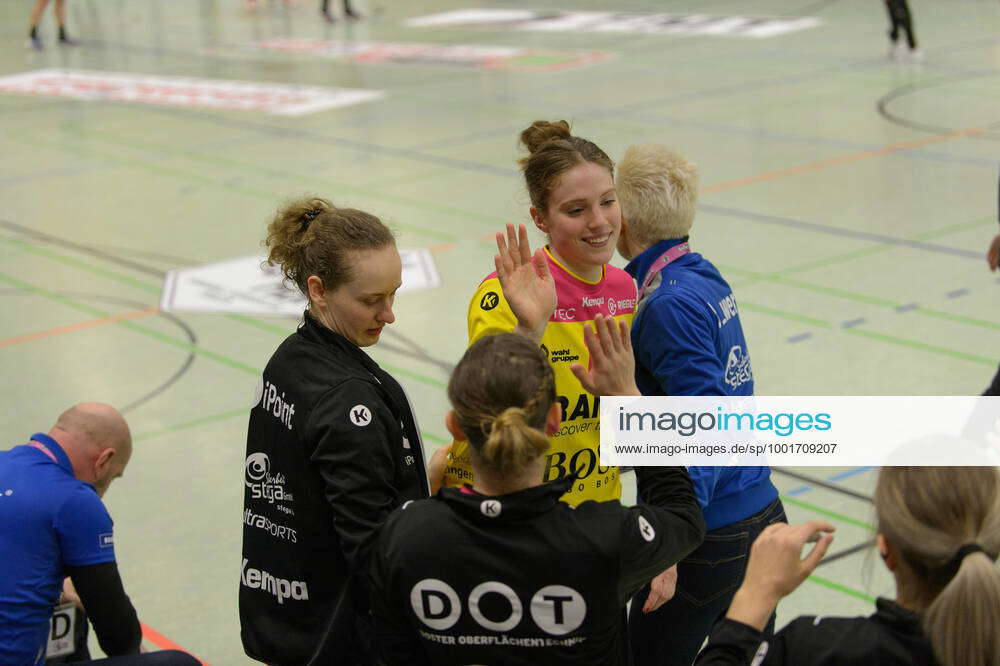 Madita KOHORST wird von ihren Mitspielerinnen für einen parierten ...