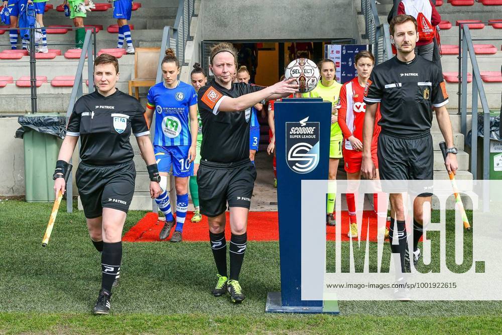 SL16 Football Campus assistant referee Ella De Vries, referee Lois Otte ...