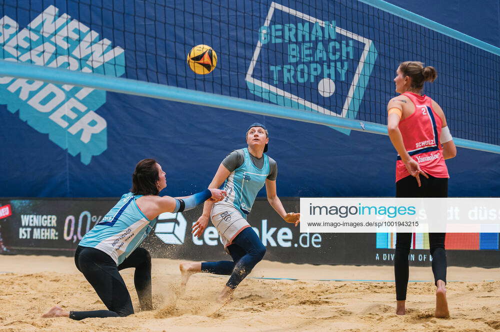 Anne Krohn passing to her partner Melanie Gernert, Gernert Krohn vs ...