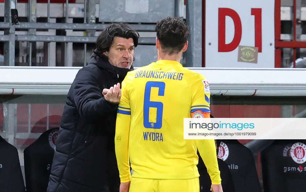 Co-Trainer Thomas Stickroth (Eintracht Braunschweig) gibt Dominik Wydra ...