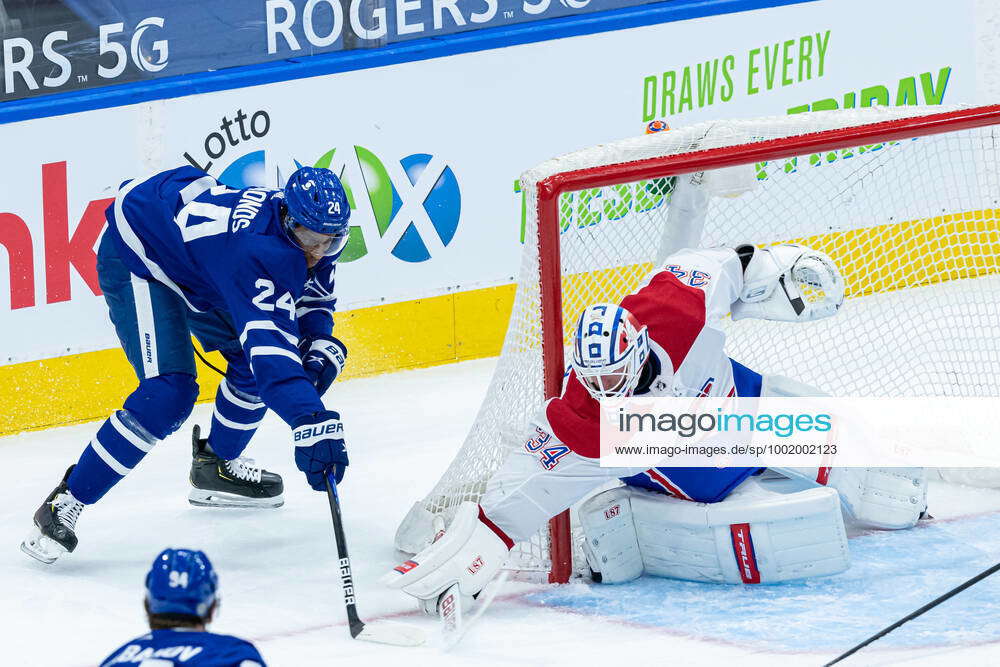 TORONTO, ON - APRIL 07: Montreal Canadiens Goalie Jake Allen makes a ...