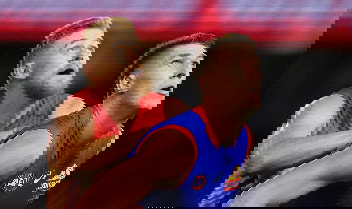 AFL BULLDOGS SUNS, Jordon Sweet of the Bulldogs competes for the ball ...