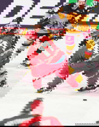 John PETERKA, DEB 94 compete, fight for the puck against David NEMECEK ...