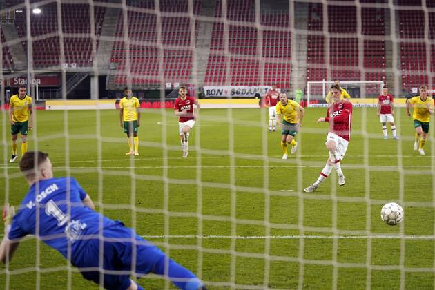 ALKMAAR lr Fortuna Sittard goalkeeper Yanick van Osch, Albert ...