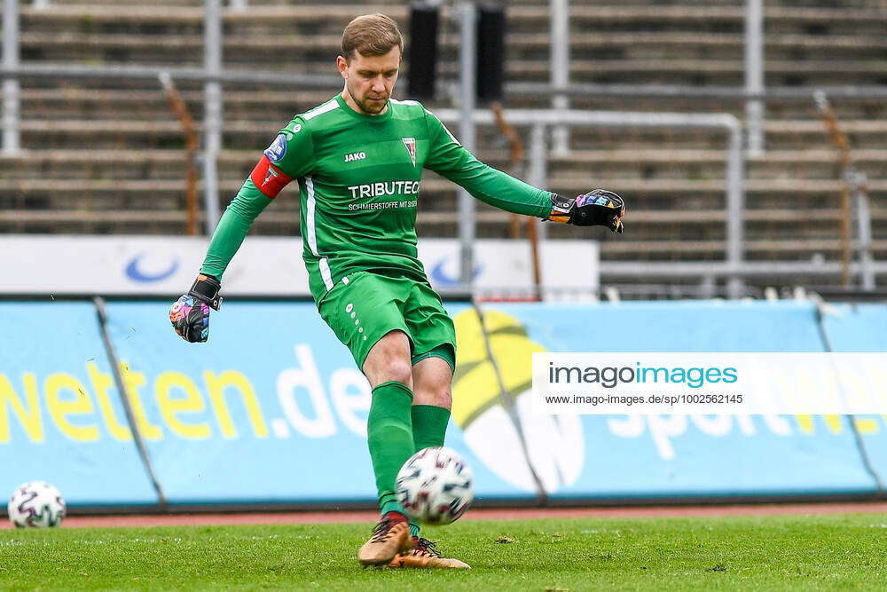 Stefan Zabel (Torwart FC Wegberg-Beeck, 1) am Ball, Spielszene ...