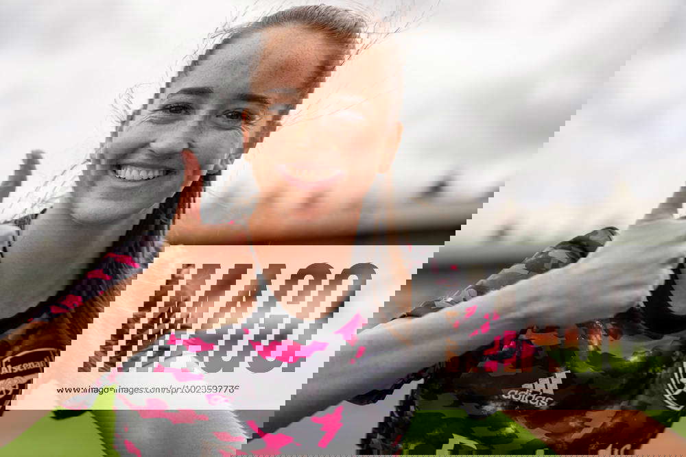 Meadow Park, Borehamwood, Englan Anna Patten (4 Arsenal) looking ...