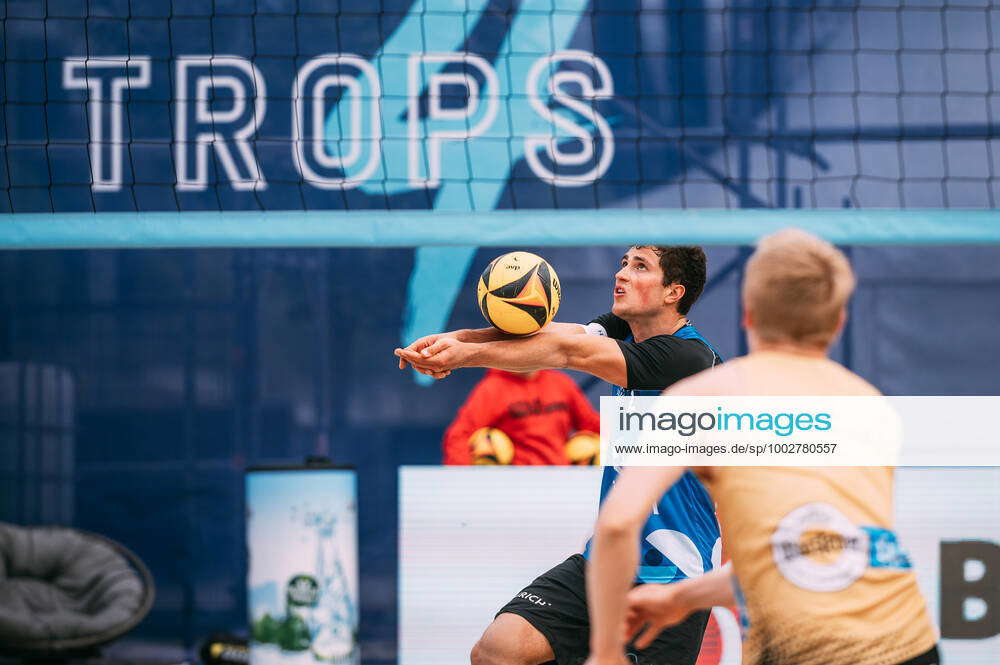 Sven Winter serving, Wolf Wolf vs Walkehorst Winter, Beachvolleyball ...