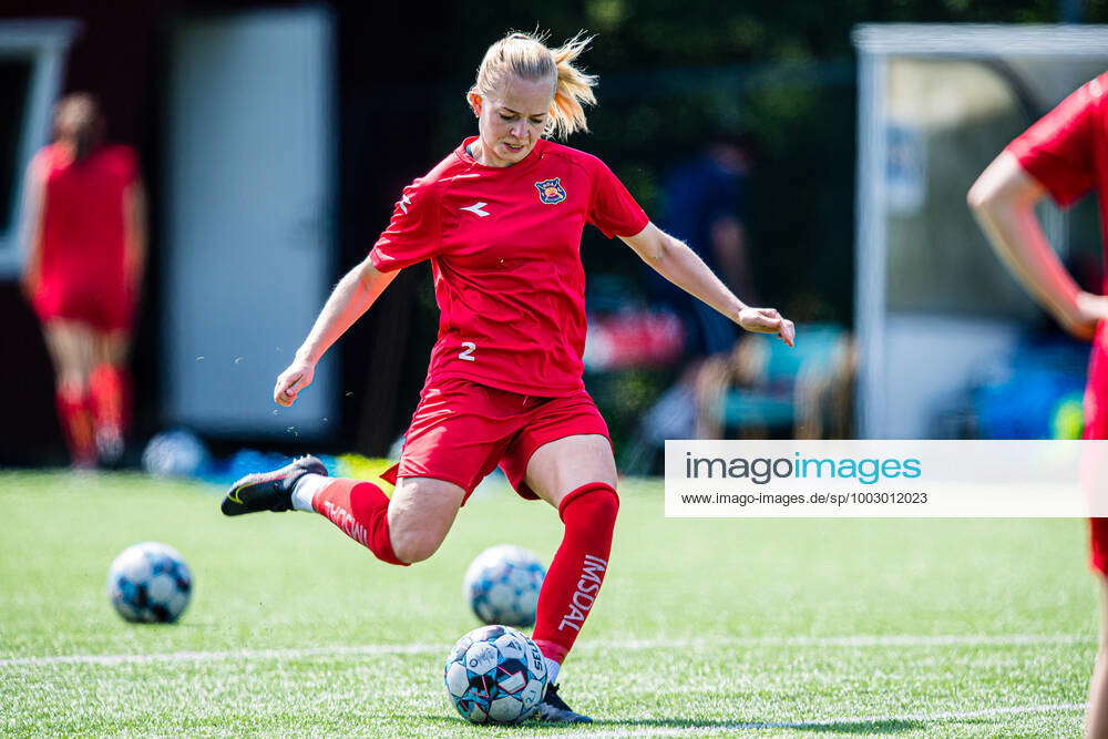 210605 Frida Berg Lyshoel of Roa warms up ahead of the 1 divison ...