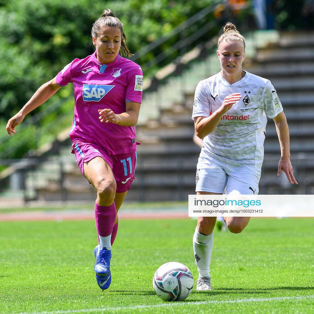 v li Selina Vobian TSG, 11 , Carolin Corres BMG, 3 , Zweikampf, Duell, duel, tackle, tackling