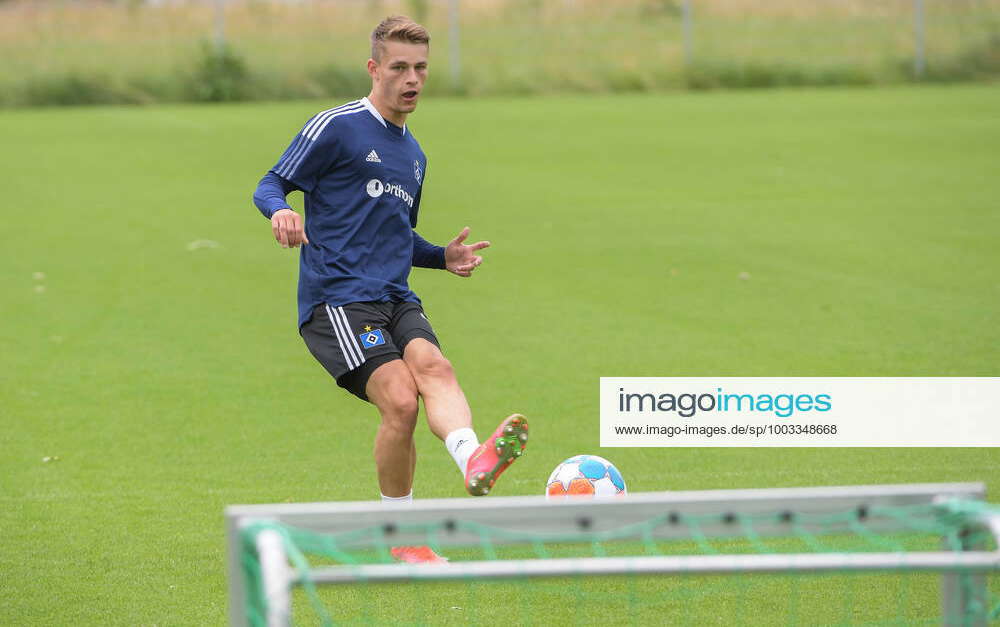 Miro Muheim Hamburger SV trains individually with athletics coach ...