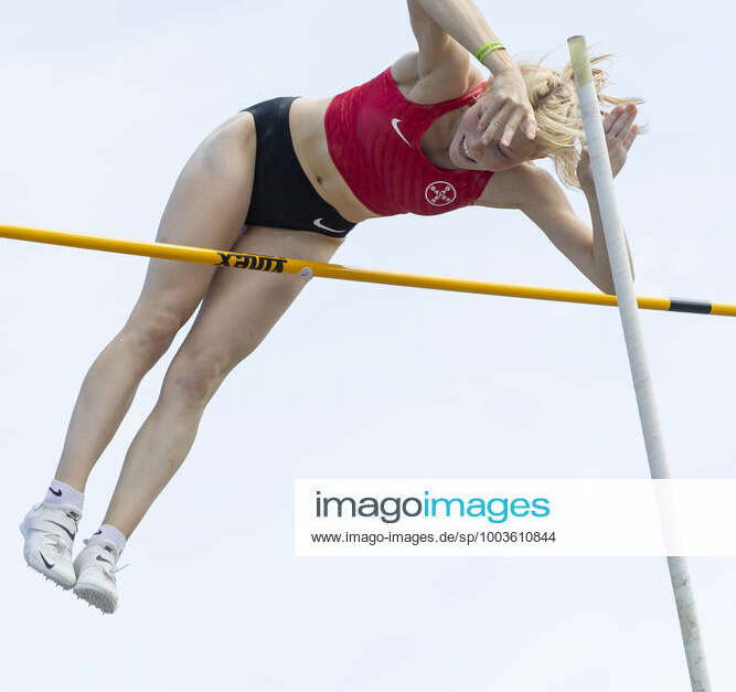 Laura GIESE GER, TSV Bayer 04 Leverkusen jumps over the bar Action Pole ...