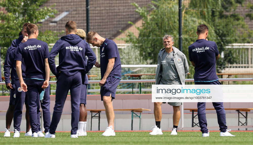 Manfred Petz, goalkeeper coach Eintracht Braunschweig, in grey DFL ...