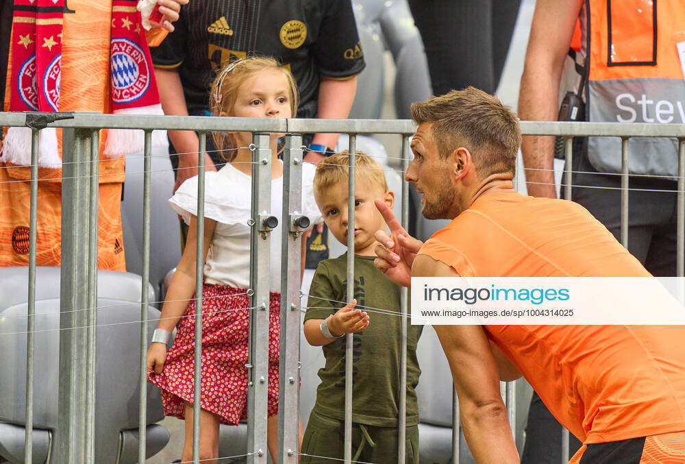 Sven ULREICH, FCB 26 goalkeeper, with his childs daughter Malia, son Len, child, in the match FC