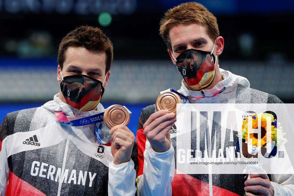 German divers Patrick Hausding and Lars Rudiger pose with their bronze ...