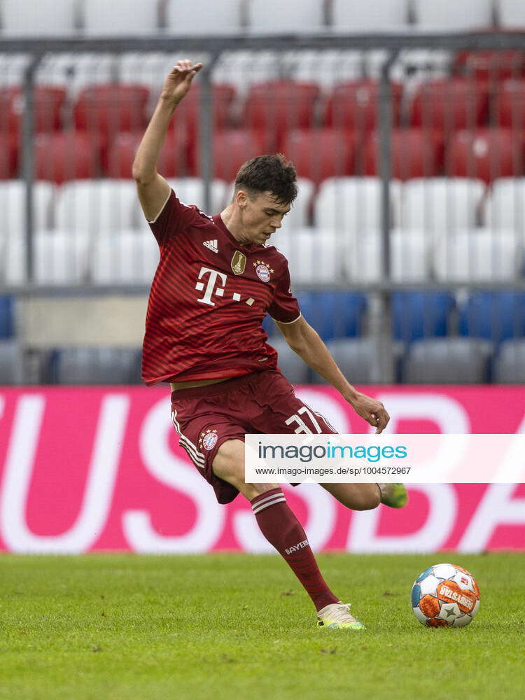 Marcel WENIG M single action with ball, action, football, FC Bayern ...