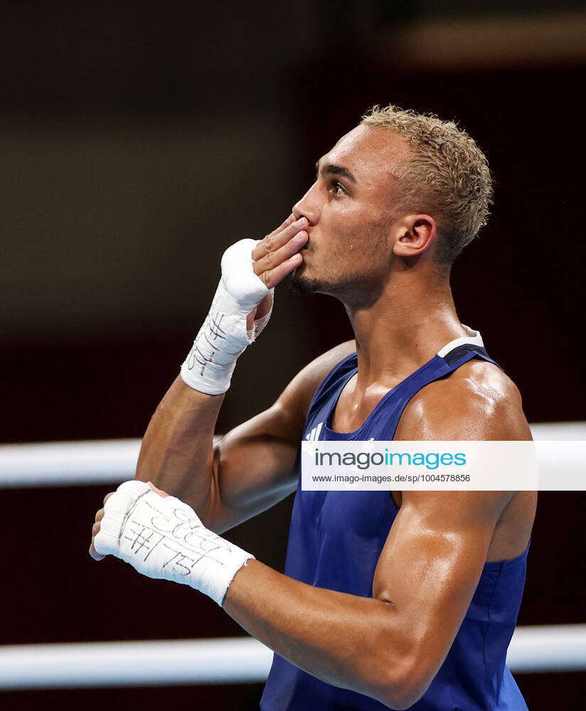TOKYO, Benjamin Whittaker of Britain celebrates winning the boxing men ...