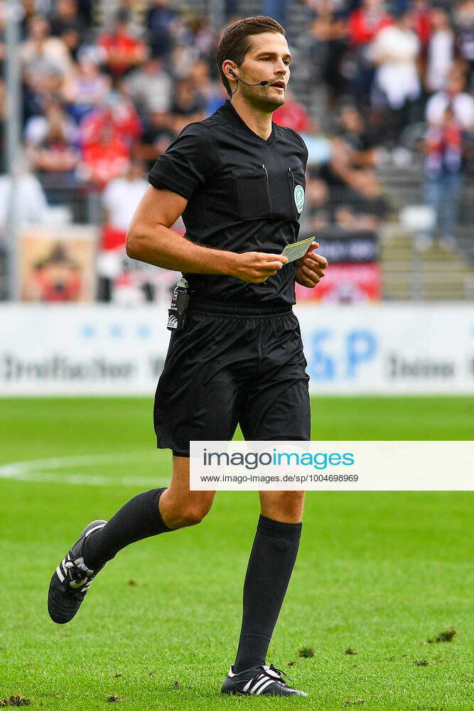 Dr Max Burda referee, full body, single image, action, 31 07 2021 ...
