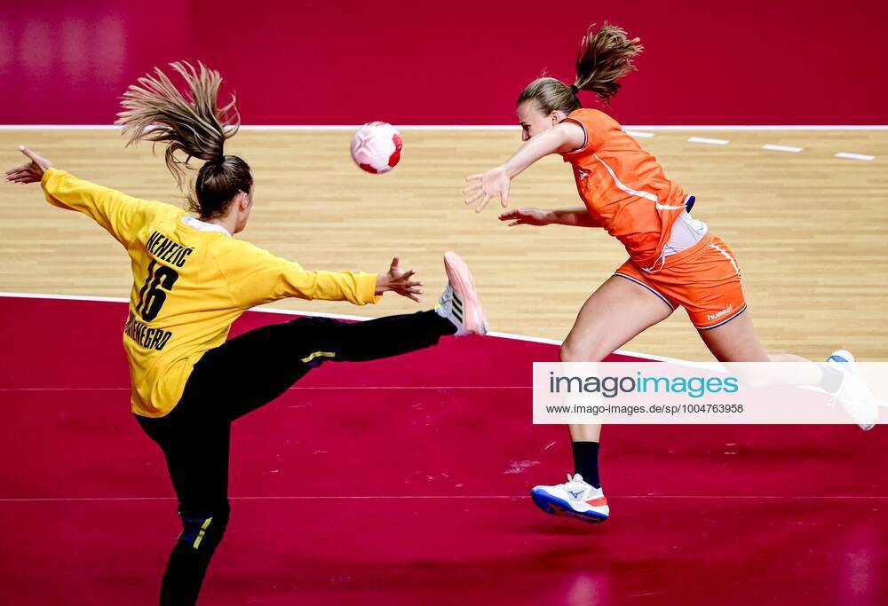TOKYO Debbie Bont of the Dutch women s handball team in action against ...