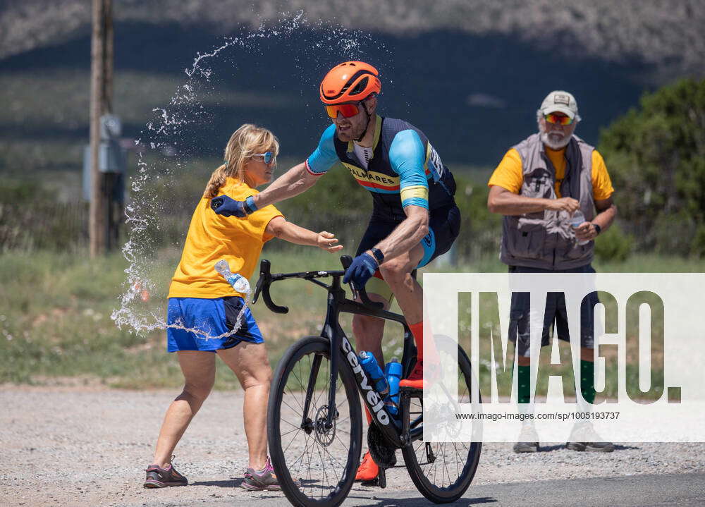 August 7, 2021, USA: A cyclist misses a water bottle handoff from ...