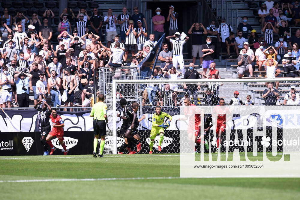 01 ANTHONY LOPES (OL) - SUPPORTERS FOOTBALL : Angers vs Lyon - Ligue 1 ...