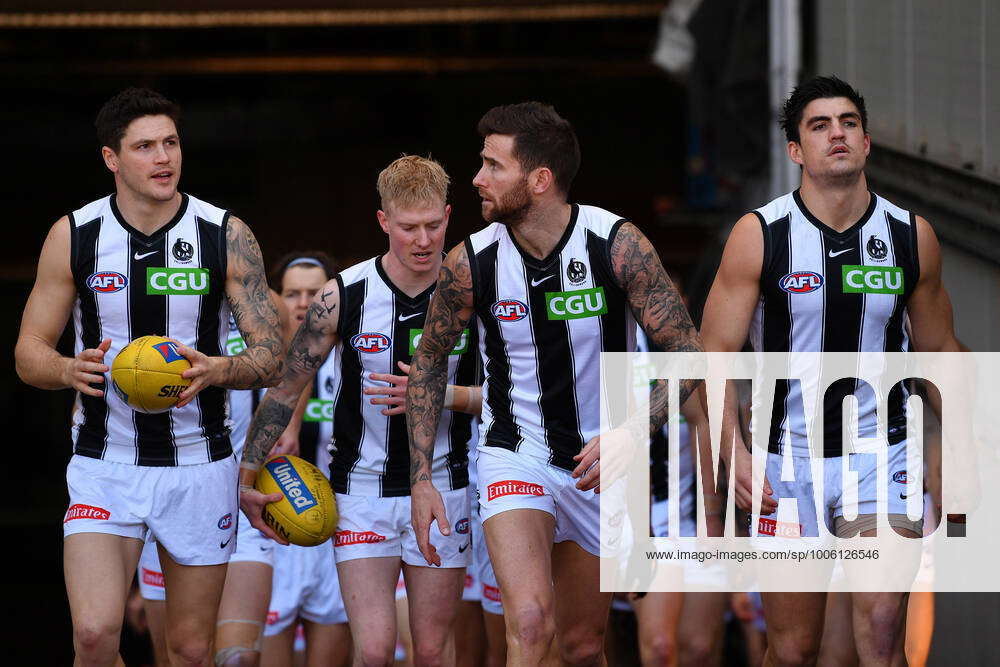 AFL BOMBERS MAGPIES, Jeremy Howe of Collingwood (2nd right) leads the ...