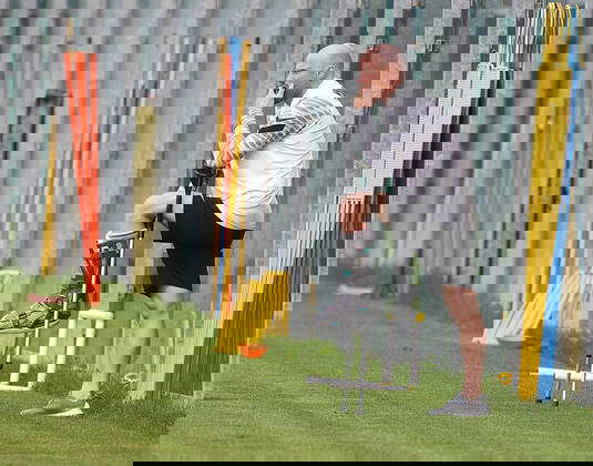 Jonas Scheuermann (Co-Trainer FC Augsburg) macht die Übung