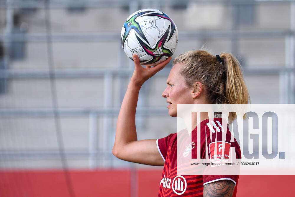 Maximiliane Rall FC Bayern München, FCB, 8 at throw-in, single picture ...