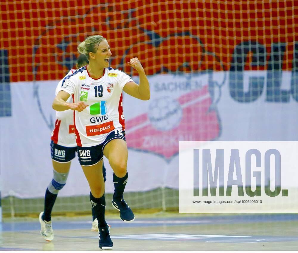 In Jubelpose: Lea Gruber (Halle) Handball Frauen 1.Liga 2021 22 BSV ...