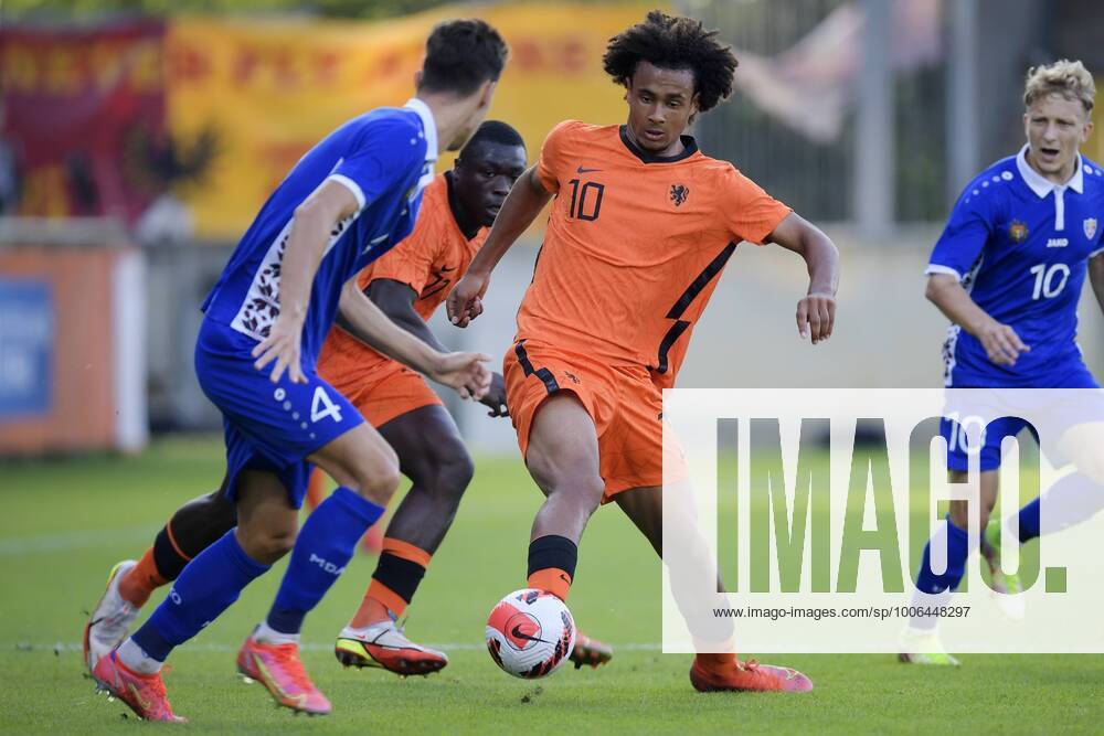 DEVENTER lr Lurie Iovu of Moldova U21, Joshua Zirkzee of Netherlands ...