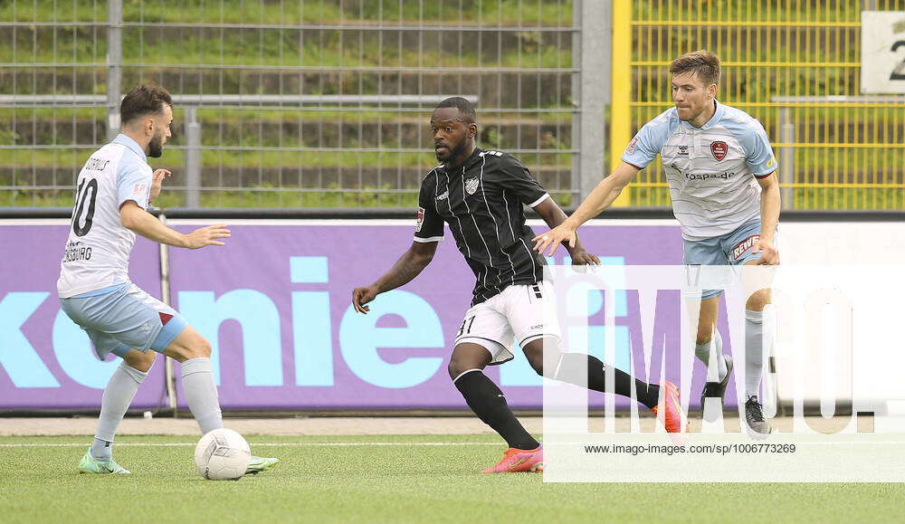 Photo Kevin Weidlich Teutonia against Jonas Walter, right Football ...