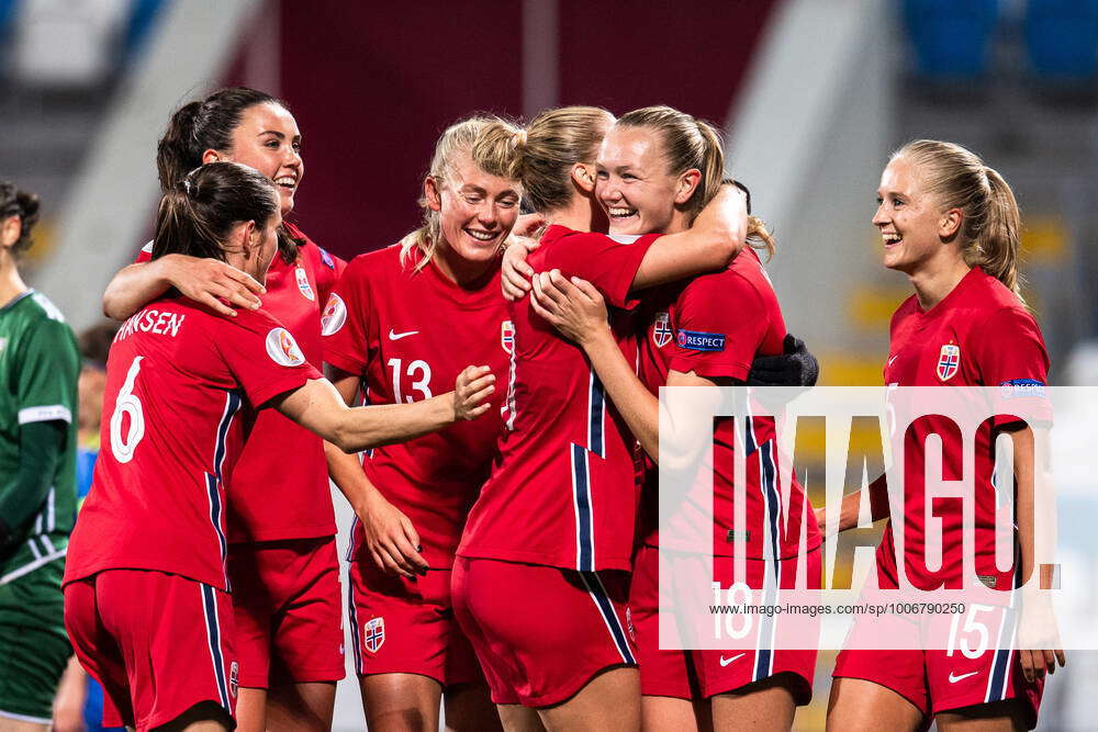 210921 Lisa Marie Karlseng Utland celebrate with Frida Maanum of Norway ...